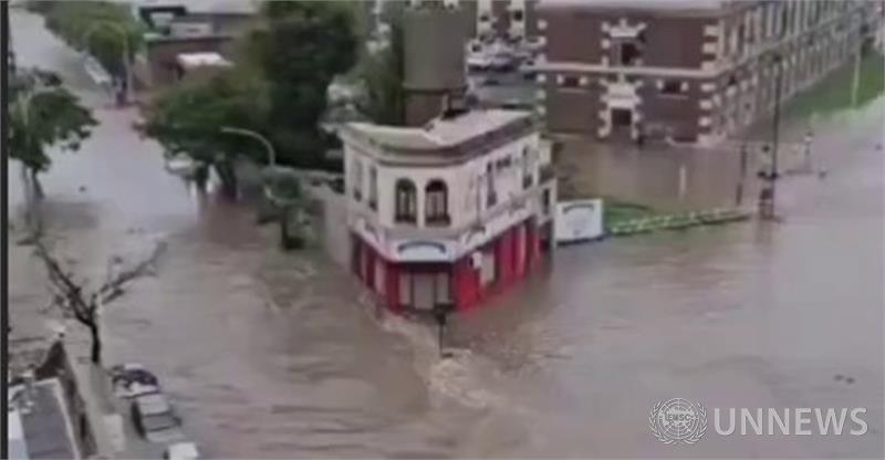 아르헨티나,인도네시아: 중심가 도로가 강으로 변해 비상사태 선포, 10명 사망. | UNnews 유엔뉴스 유엔신문